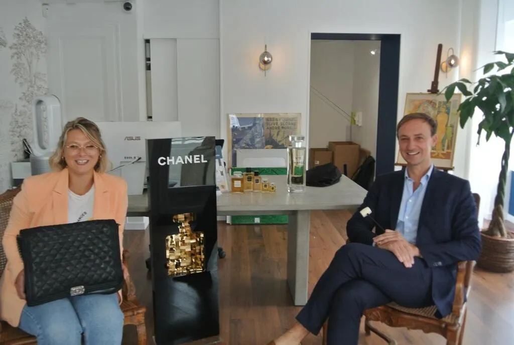 Des lots 10 € à 2 500 € : Une vente aux enchères d’articles Chanel, ce ...
