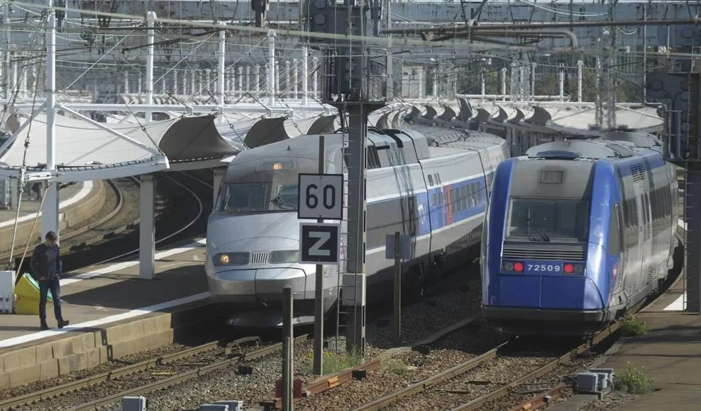 Un temps menacé de fermeture, le poste d’aiguillage de la gare du Mans finalement conservé - Le ...