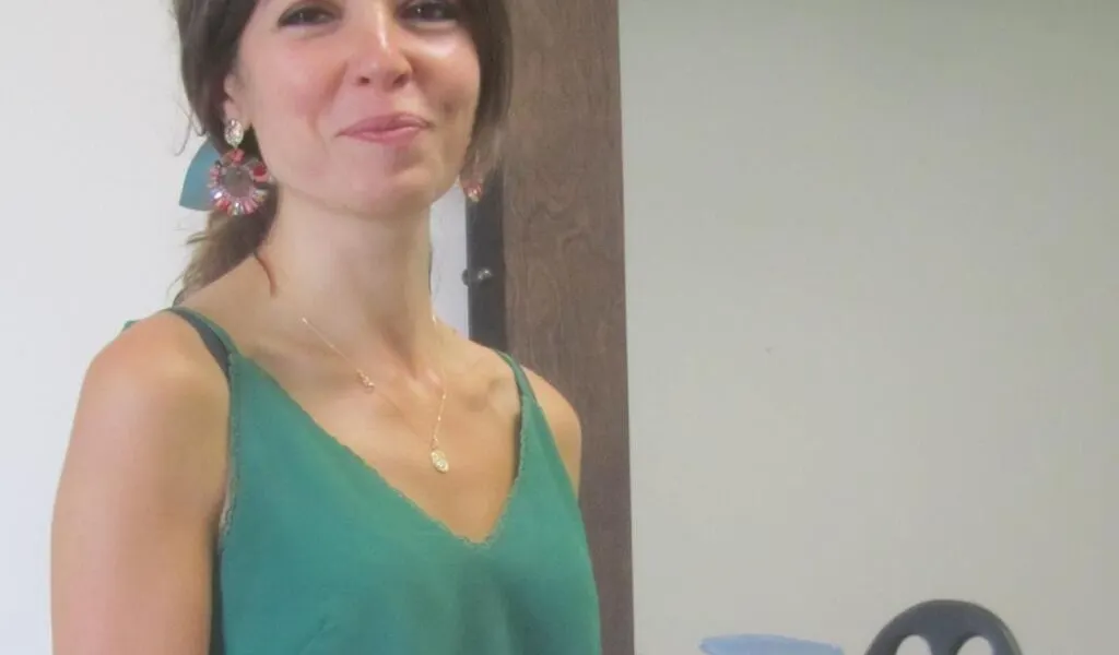 Saint-Hilaire-de-Voust. Elle a pris place dans son salon Le miroir de ...