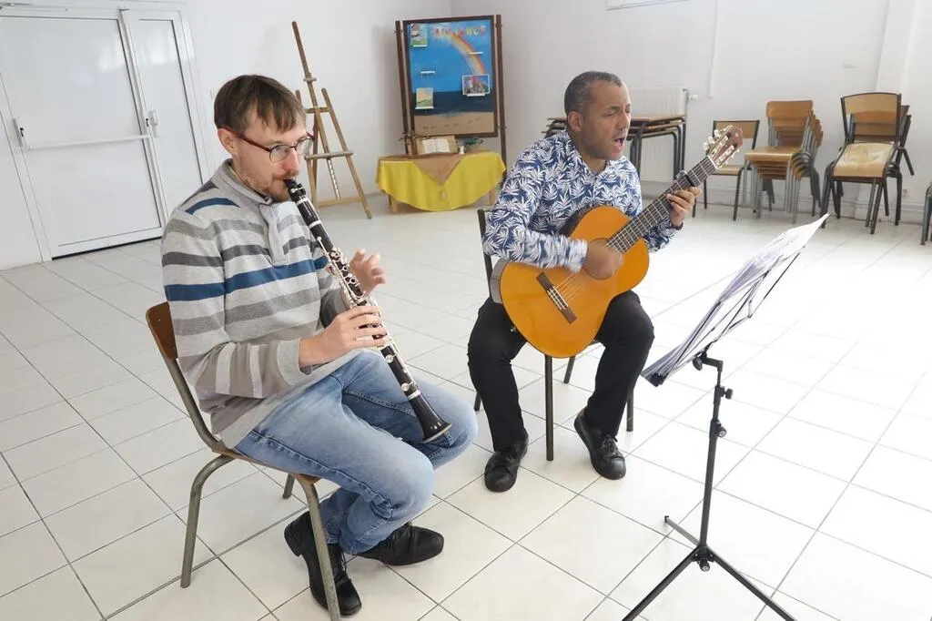Cholet. Ouman D et Gaëtan Robin chantent « pour faire du bien aux ...