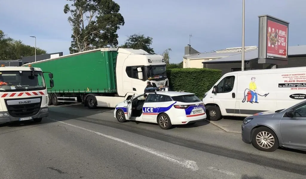 La voiture s’encastre dans un poids lourd en stationnement à Vannes : un mort, un blessé grave ...