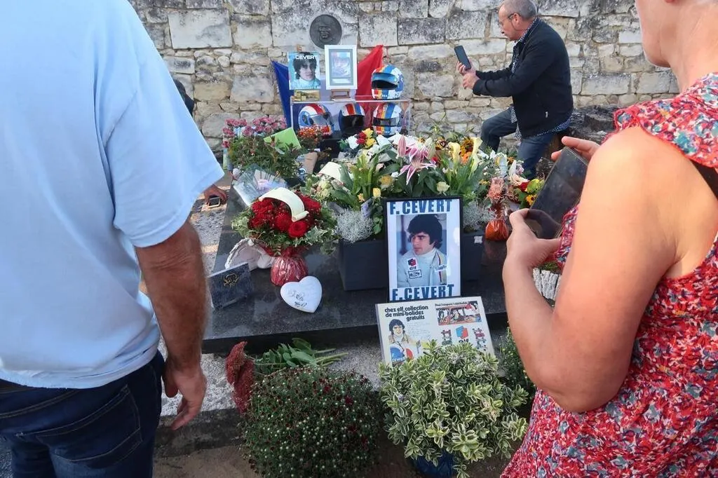 L’émouvant hommage au pilote François Cevert 50 ans après sa mort ...