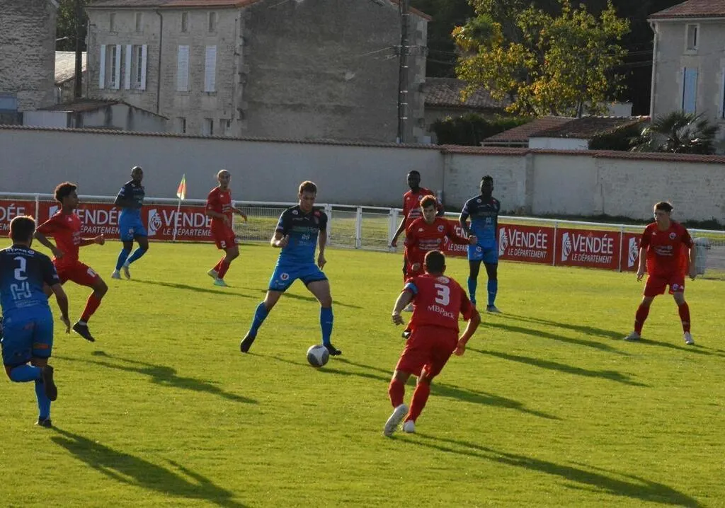 Football. N3 : défaite logique des Fontenaisiens . Sport - Tours ...