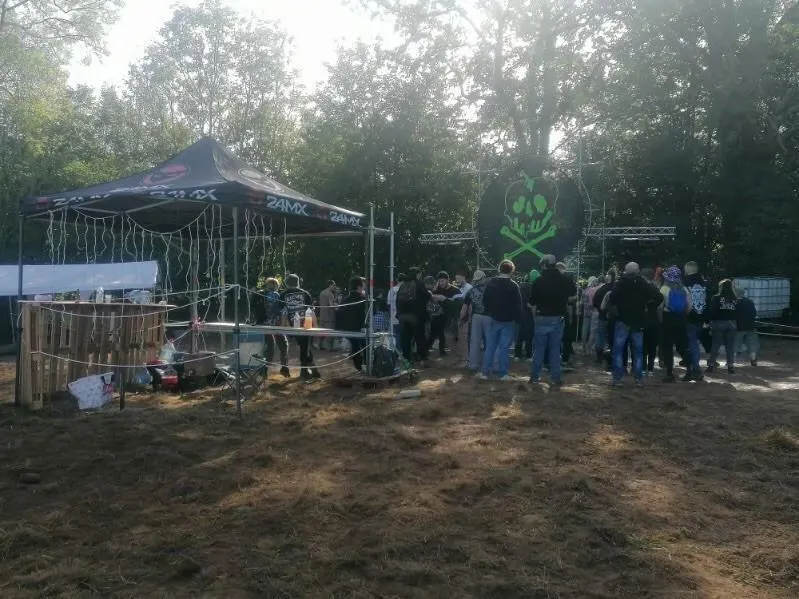 Une rave party a réuni entre 200 et 300 personnes dans un champ, près d ...