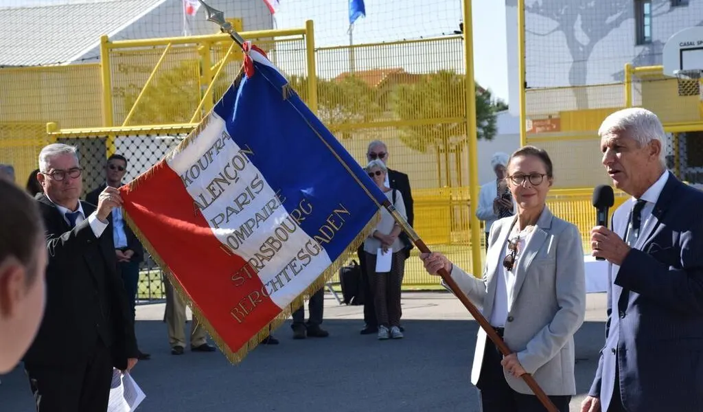 Les Sables-d’Olonne. Le drapeau de la 2e division blindée confié au ...