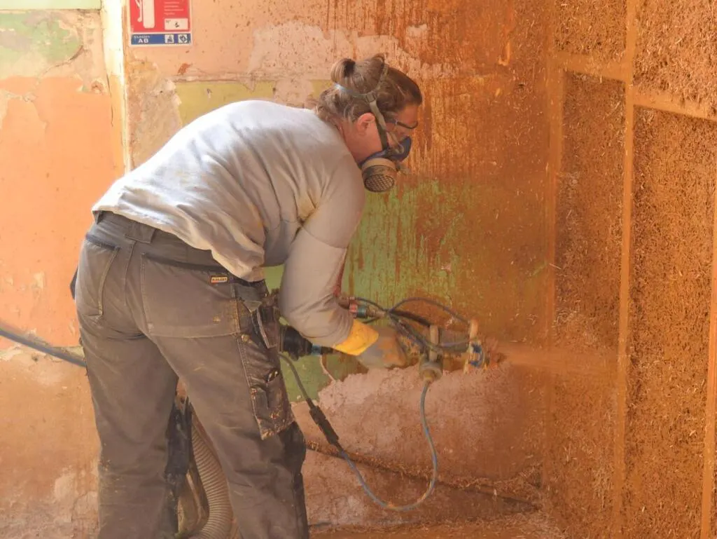 Noyal-Châtillon-sur-Seiche. La technique du terre-chanvre projeté en ...