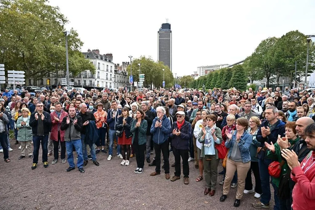 À Nantes, 300 personnes rendent hommage à l’enseignant assassiné dans ...