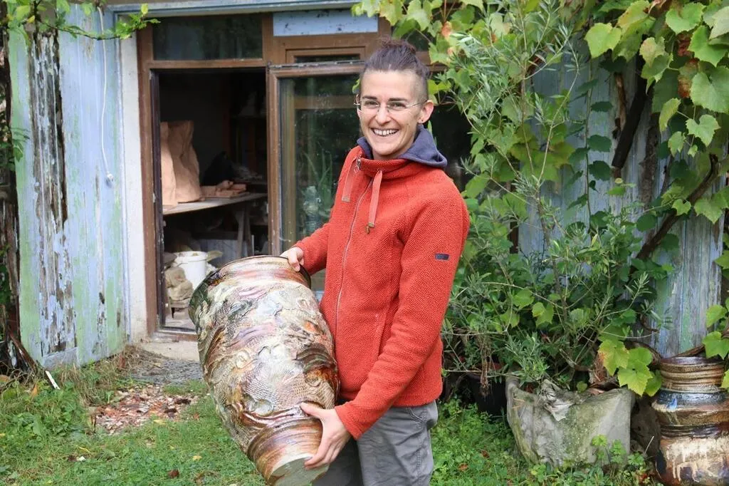Entre portraits de paysans et pièces contemporaines : la céramiste ...