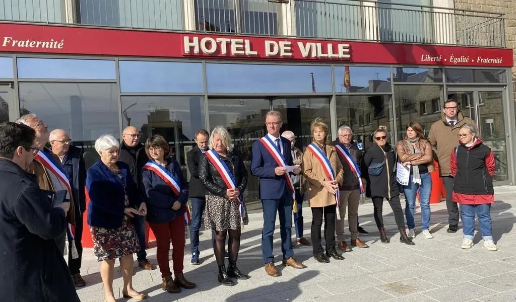 Après l’attentat d’Arras, un hommage rendu à Saint-Hilaire-du-Harcouët ...