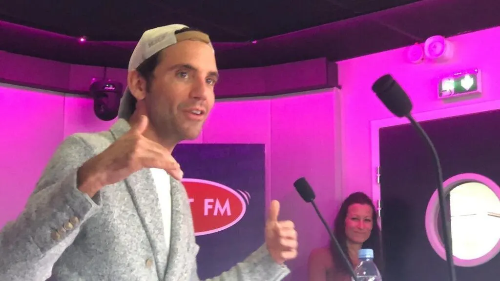 Au Mans, le chanteur Mika en visite-éclair chez Sweet FM - Le Mans ...