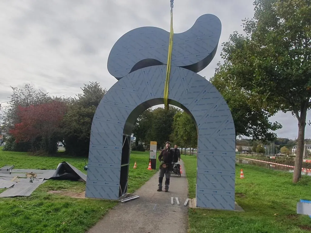 Henezh, représentant le « ñ » a été installé au bord de l’Elorn, à ...