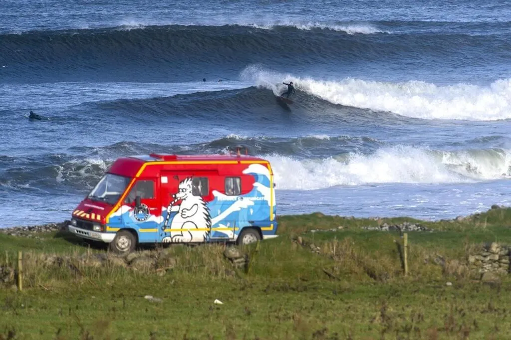 À Brest, Le Niglo chips, la nouvelle aventure des surfeurs de Lost in ...