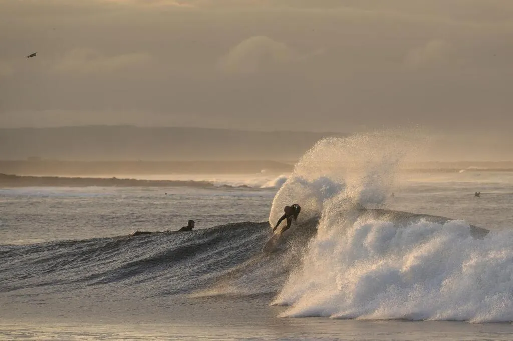 À Brest, Le Niglo chips, la nouvelle aventure des surfeurs de Lost in ...