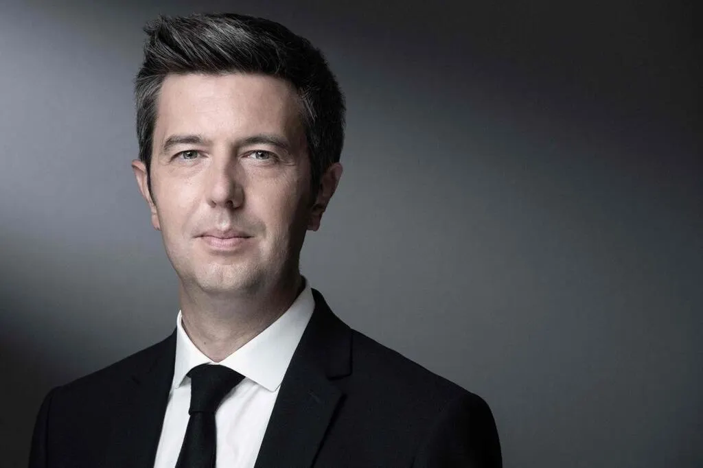 Maxime Switek remplacera Bruce Toussaint à la matinale de BFMTV ...