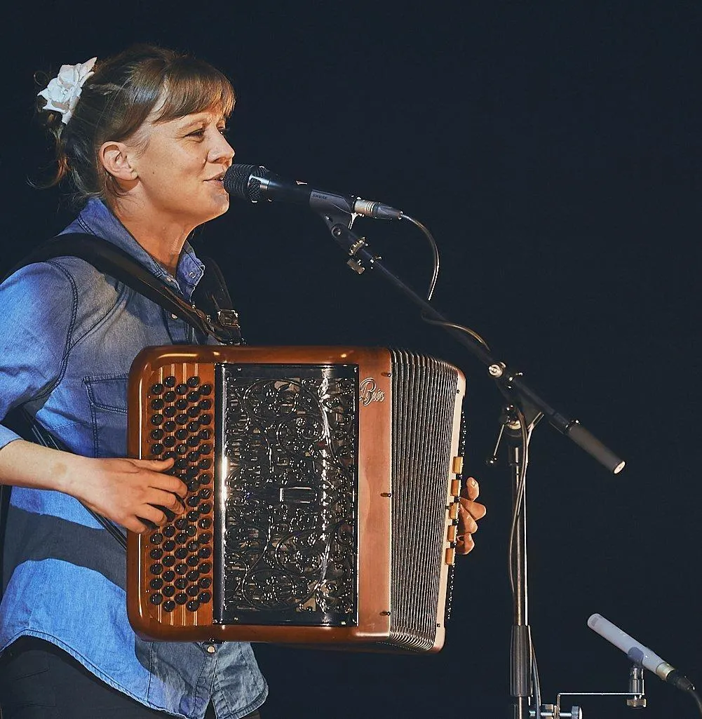 Cancale. Hélène et son accordéon sur la scène de l’Amérance - Rennes ...