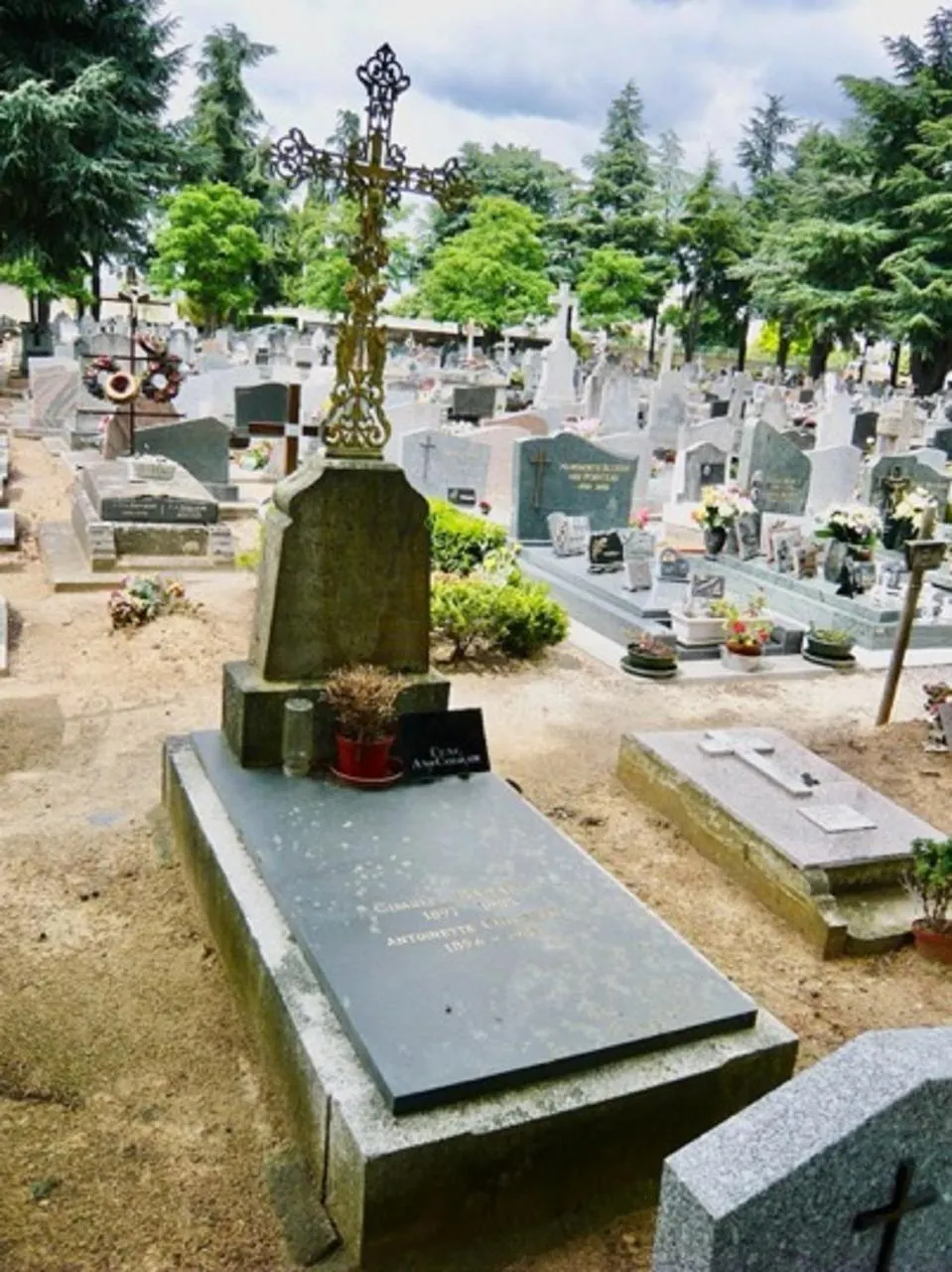 Histoire. Cette tombe est la plus ancienne du cimetière de l’Ouest - Angers.maville.com