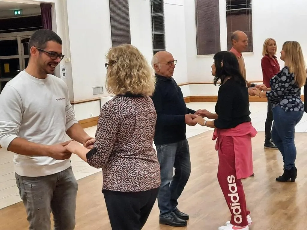 Cours de Bachata à Damvix, « lorsqu’on danse, on oublie le temps qu’il ...