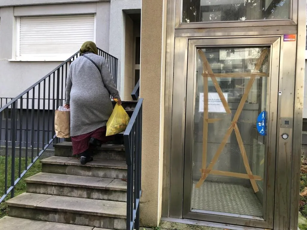 Des ascenseurs en panne depuis cet été à Angers : des personnes à ...