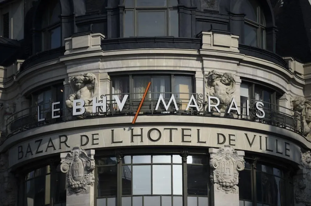 À Paris, le mythique Bazar de l’Hôtel de Ville (BHV) vendu par les ...