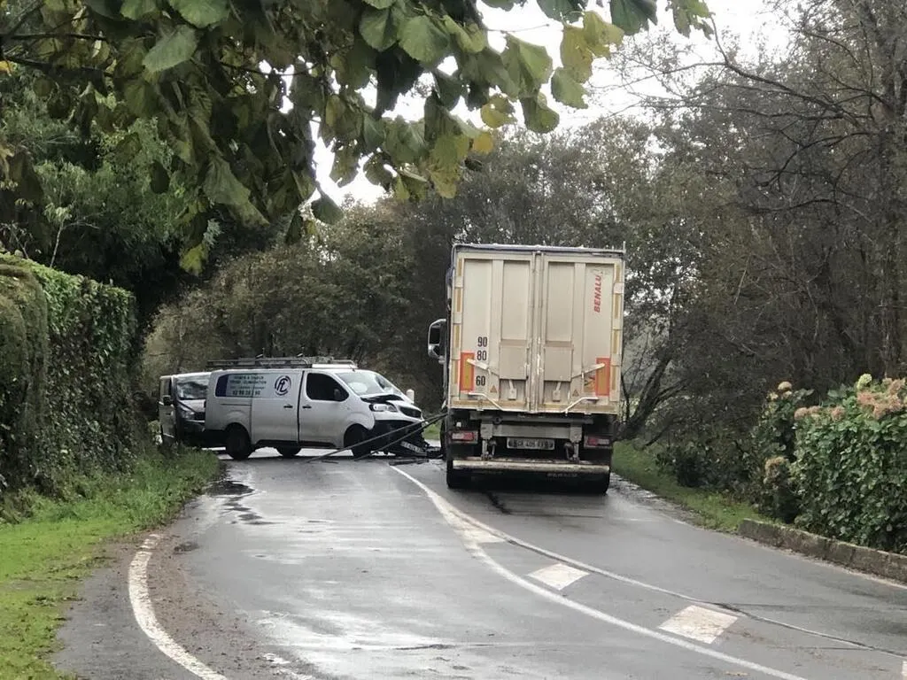Le Trévoux. Collision frontale entre un fourgon et un camion, rue de Quimperlé - Brest.maville.com