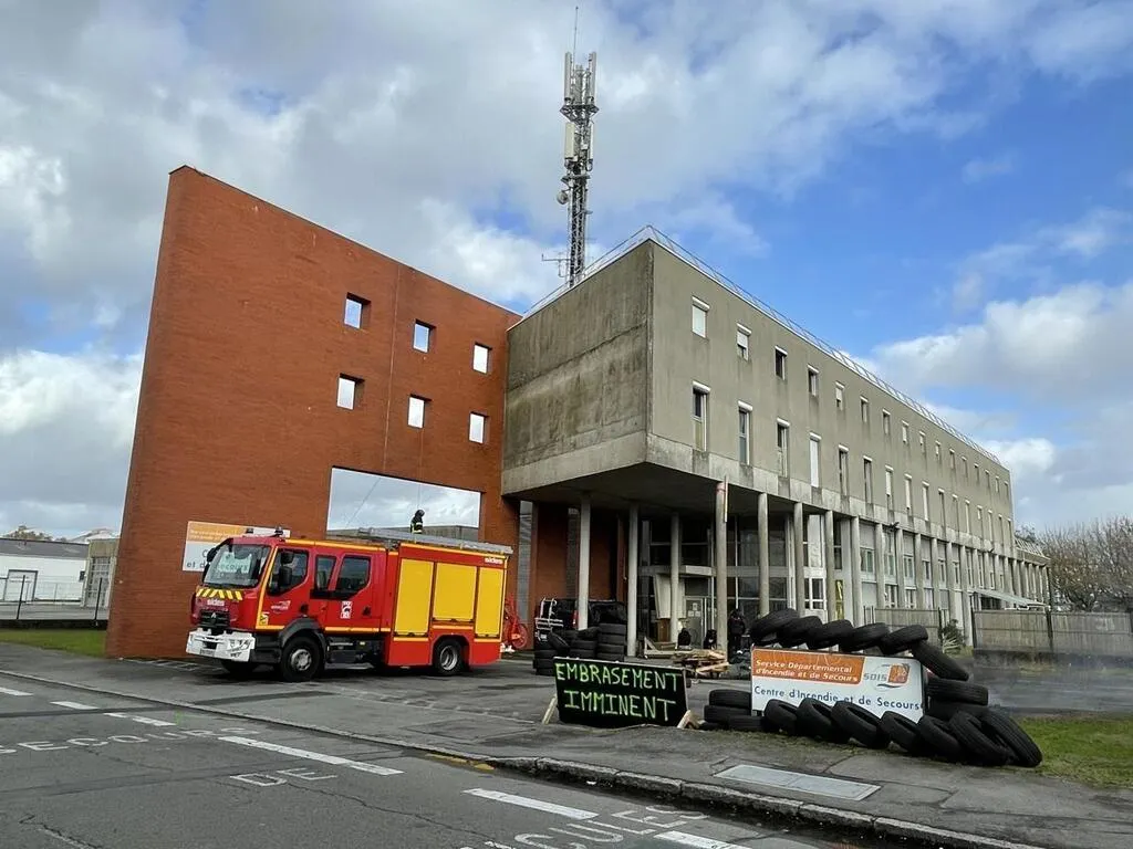 Un débrayage dans une caserne de pompiers près de Nantes - Les Sables d ...