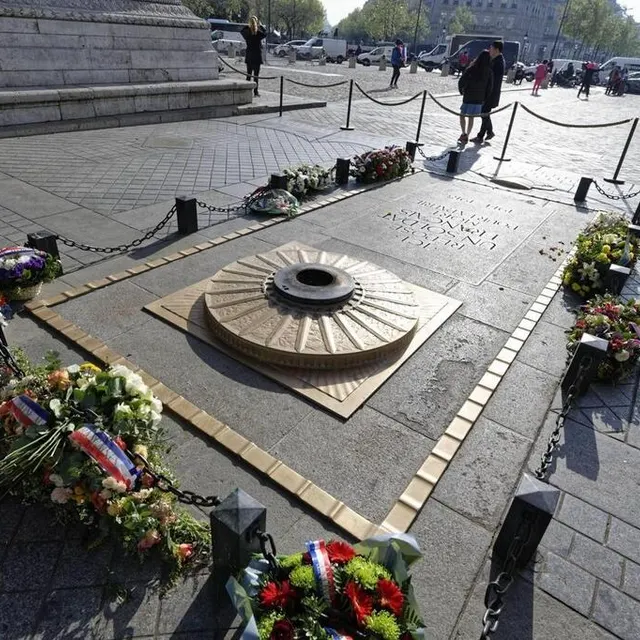 Il y a 100 ans, la flamme du Souvenir s’allumait sous l’Arc de triomphe ...
