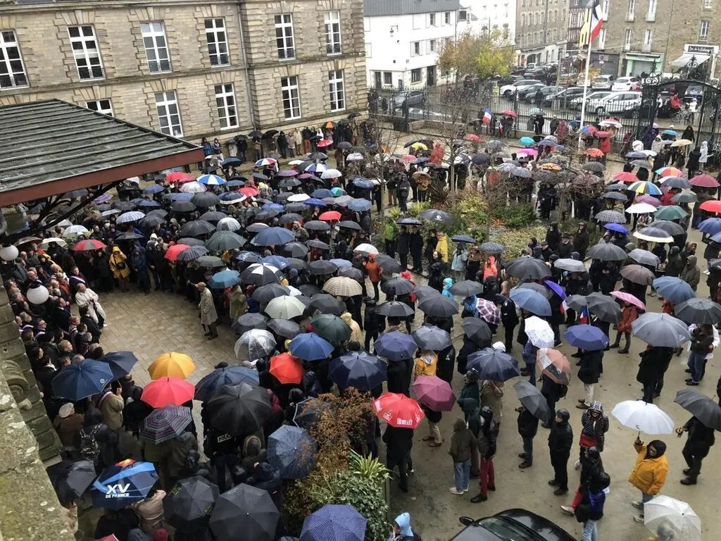 À Vannes, un millier de personnes rassemblées à la préfecture pour dire ...