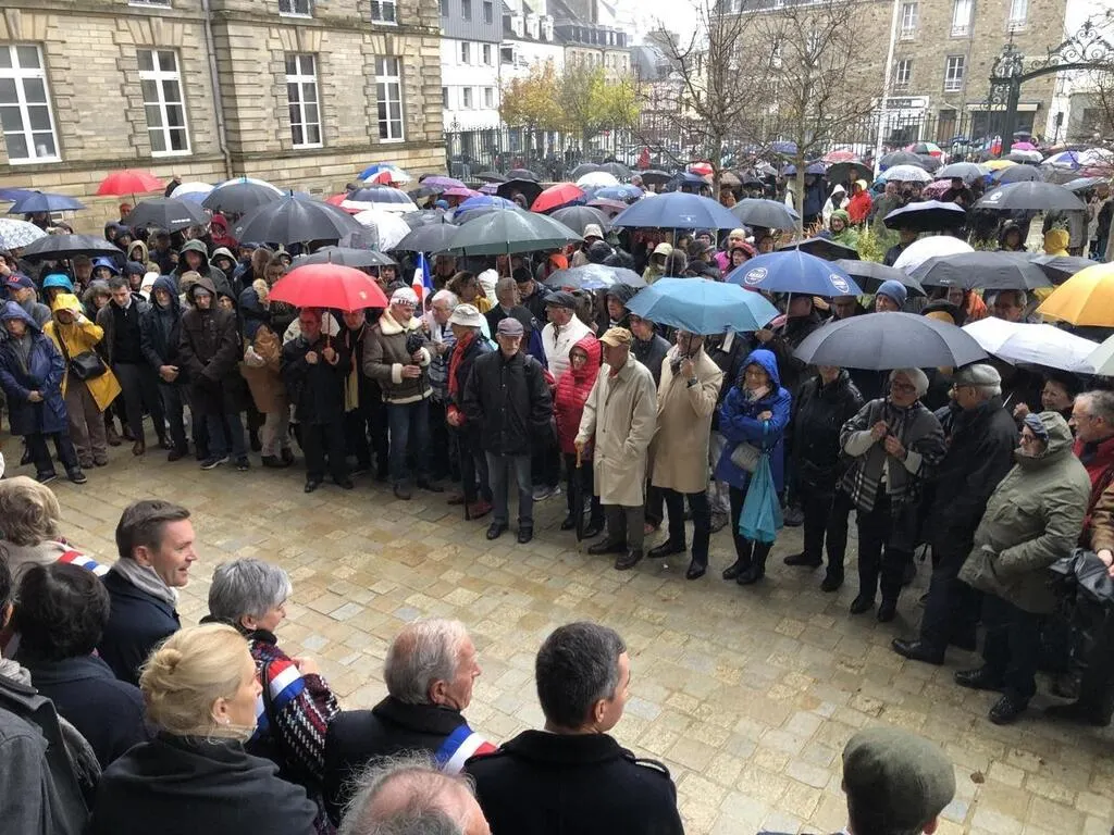 À Vannes, un millier de personnes rassemblées à la préfecture pour dire non à - Vannes.maville.com
