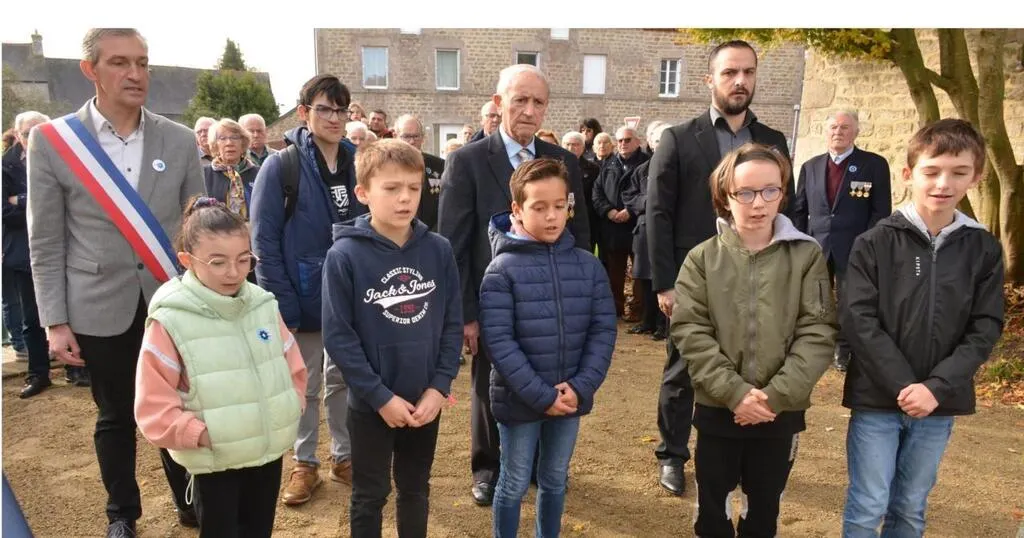Quévert. 50 personnes ont fait corps au monument aux morts - Guingamp ...