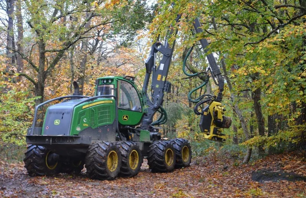 Plédran. Après la tempête, l’abatteuse sécurise le bois - Guingamp ...