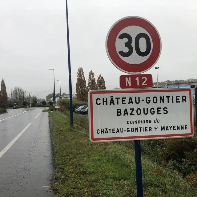 En Mayenne, des agriculteurs retournent des panneaux d’entrées de ville - Laval.maville.com