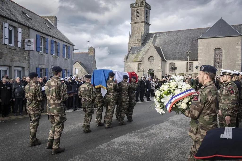 Dans le Finistère, environ 1 000 personnes rendent un dernier hommage ...