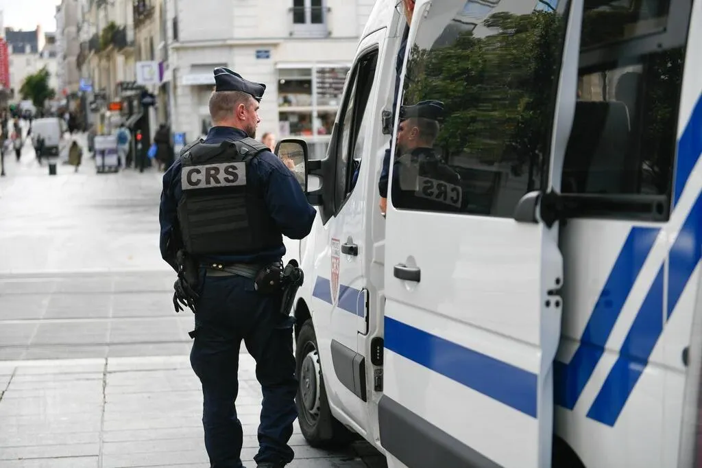 Ivre au volant, il s’insère dans le convoi CRS et les suit jusqu’à leur ...