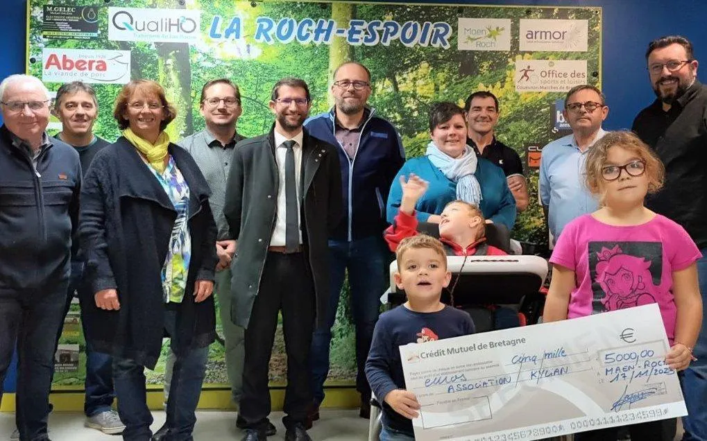 Maen-Roch. La rando Roch espoir remet un chèque de 5 000 € - Vitré ...