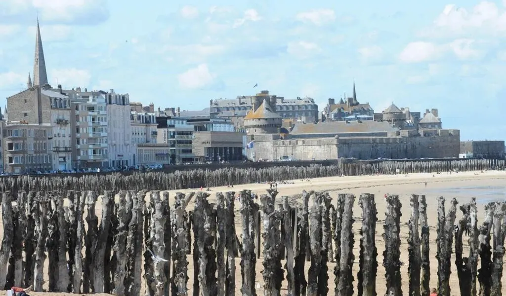 « On ne connaît pas le cours du brise-lames » : les anciens pieux de ...