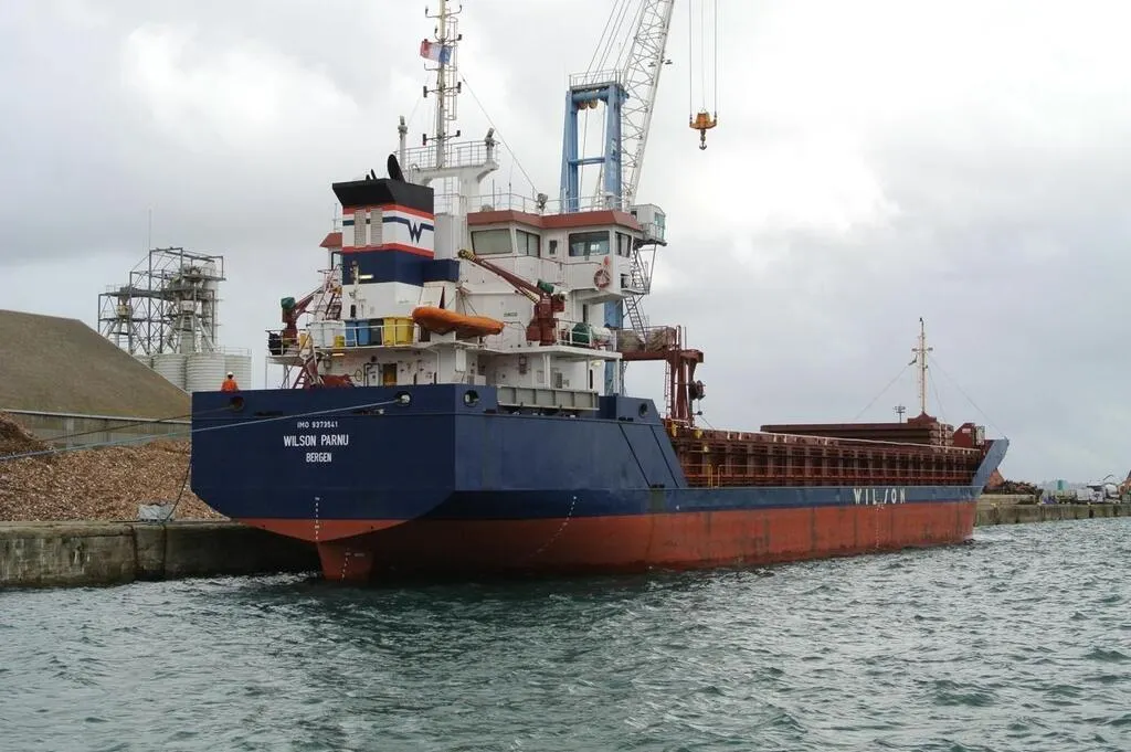 Un cargo fait naufrage au large de la Grèce avec 14 personnes à bord ...