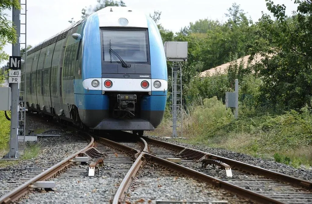 Deux blocs de béton de 50 kg découverts sur les rails du train entre ...