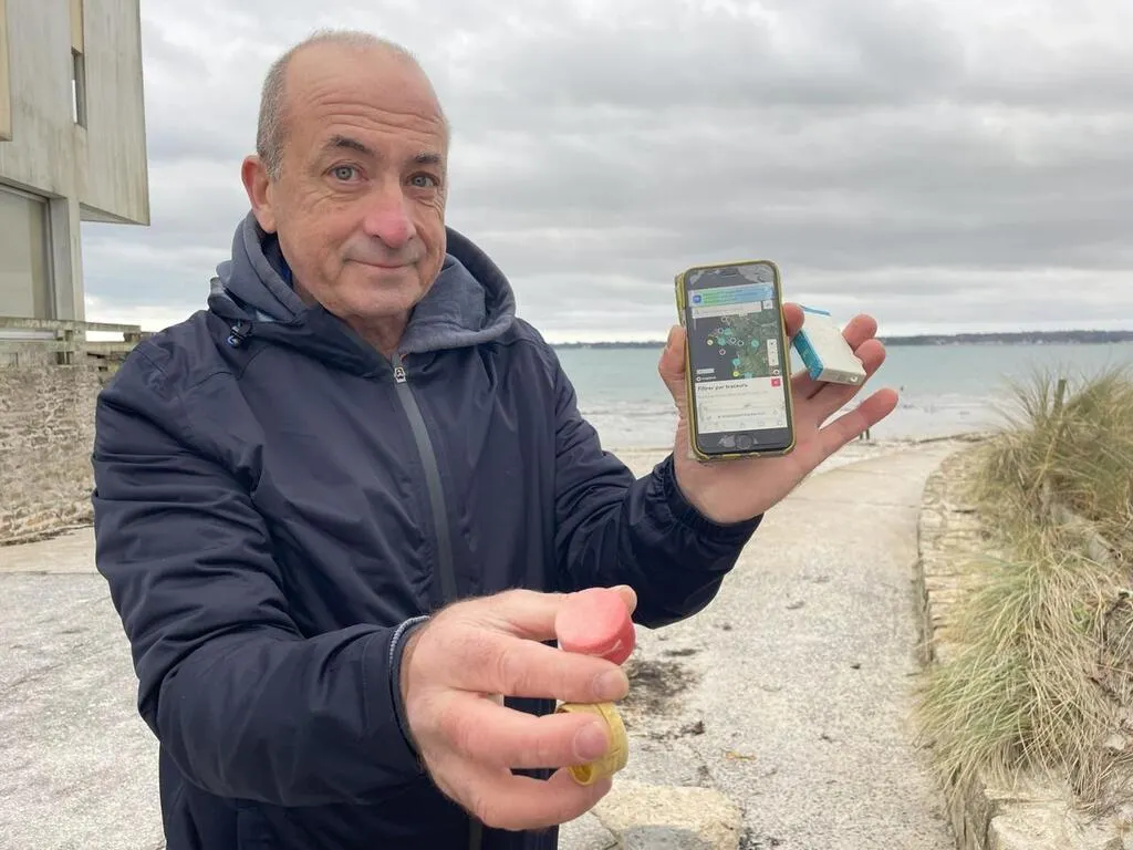Plaque du Titanic, téléphone Garfield... À Concarneau, ils traquent les ...