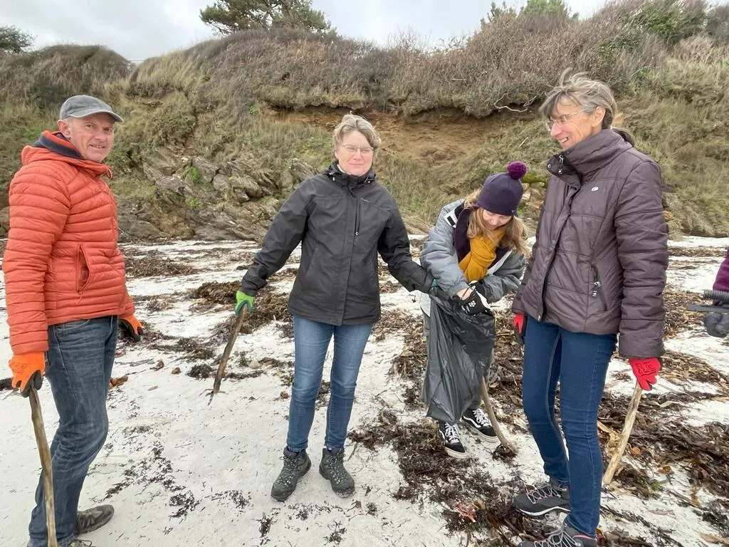 Plaque du Titanic, téléphone Garfield... À Concarneau, ils traquent les ...