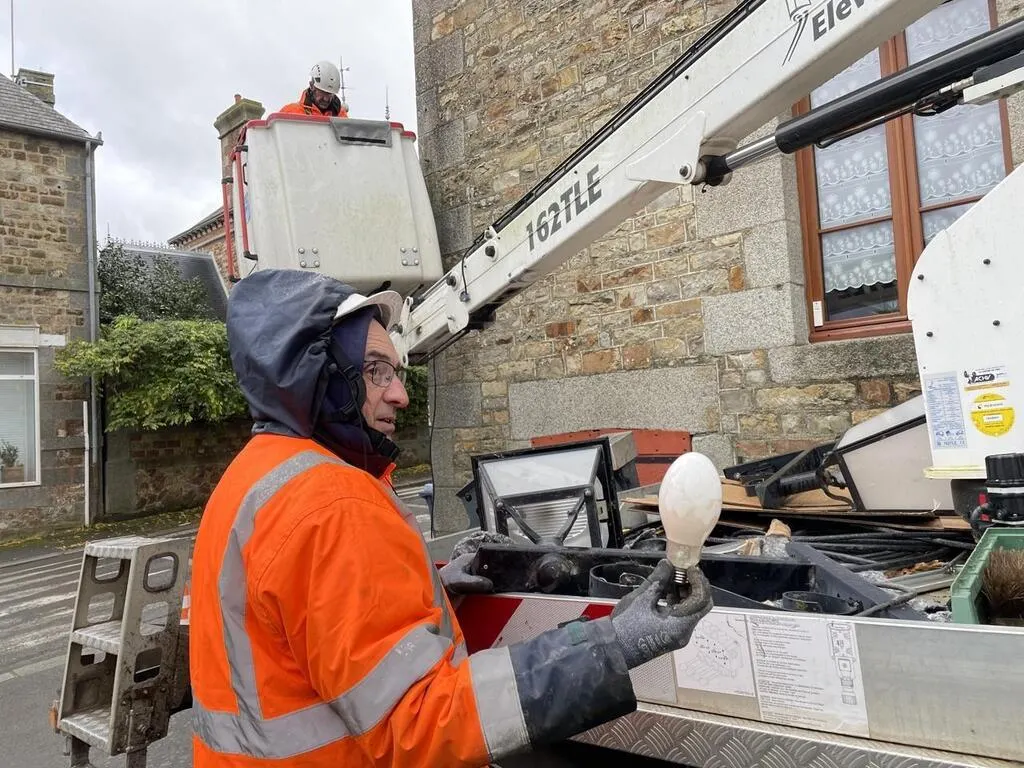 Des lampadaires « moins énergivores et moins polluants » dans 33 ...