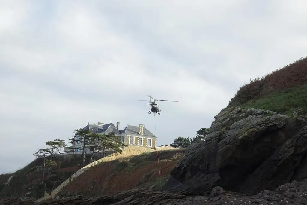 EN IMAGES. Le littoral a été nettoyé avec un hélicoptère à Saint ...