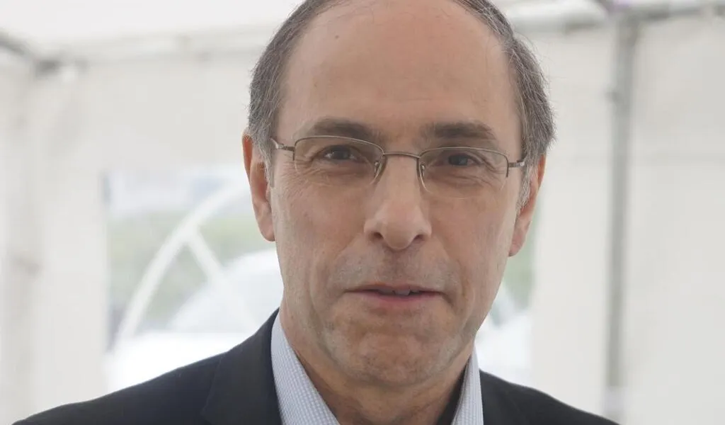 À Argentan, l’écrivain Stéphane Puisney va dédicacer « La saga des ...