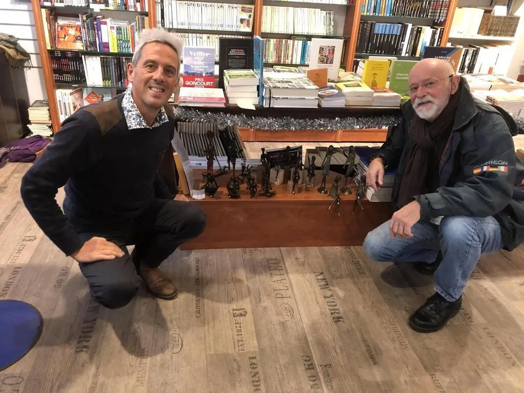 Exposition de bronzes africains, crochet : du nouveau au café librairie ...