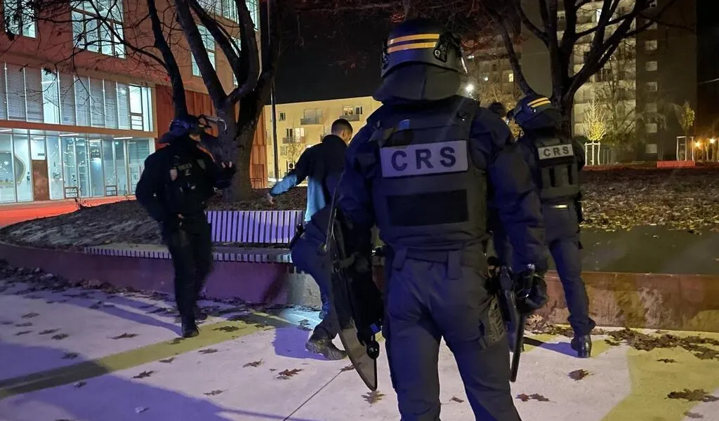 EN IMAGES. Les policiers de la CRS 82 surprennent les dealers du Blosne ...