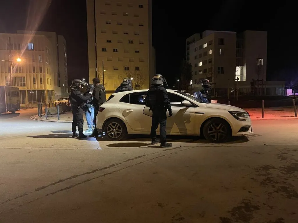 EN IMAGES. Les policiers de la CRS 82 surprennent les dealers du Blosne ...