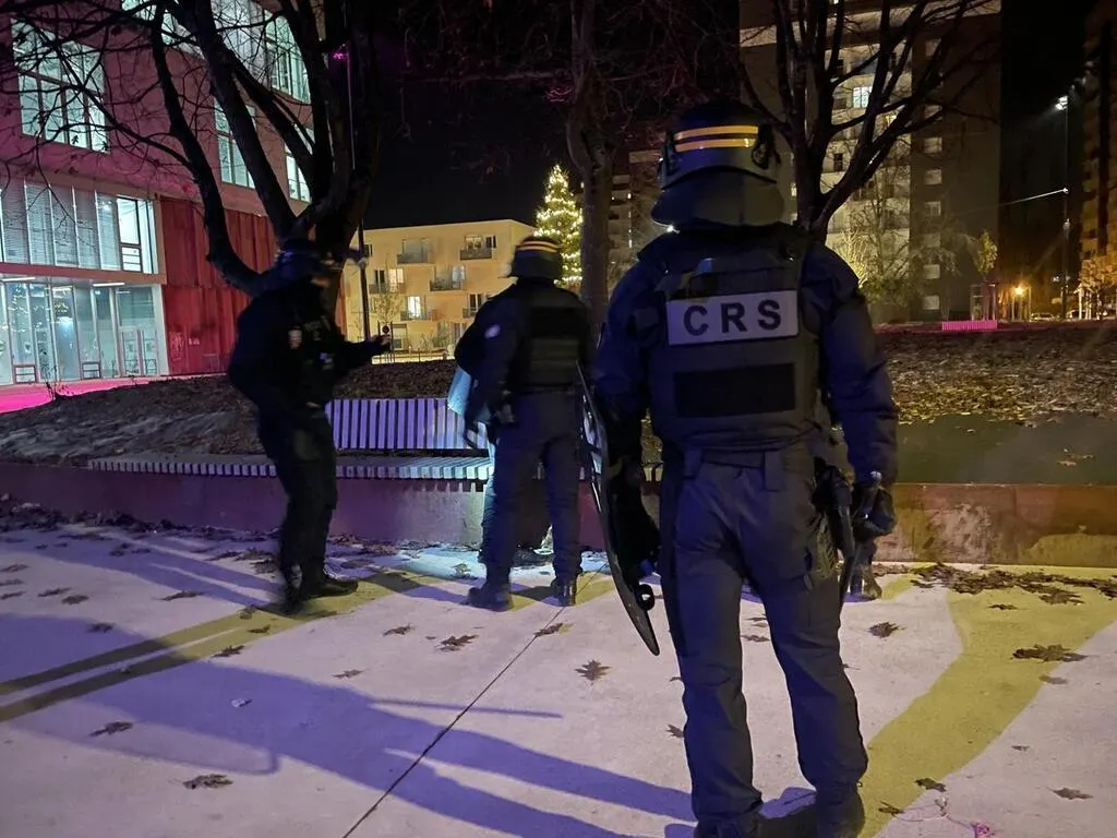 EN IMAGES. Les policiers de la CRS 82 surprennent les dealers du Blosne ...