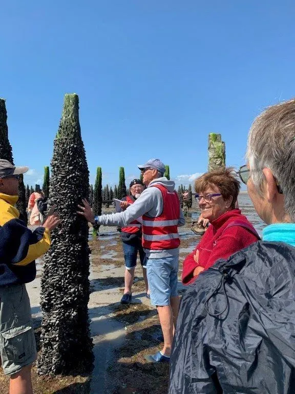 Près de Granville, un film documentaire sur les moules en cours de ...