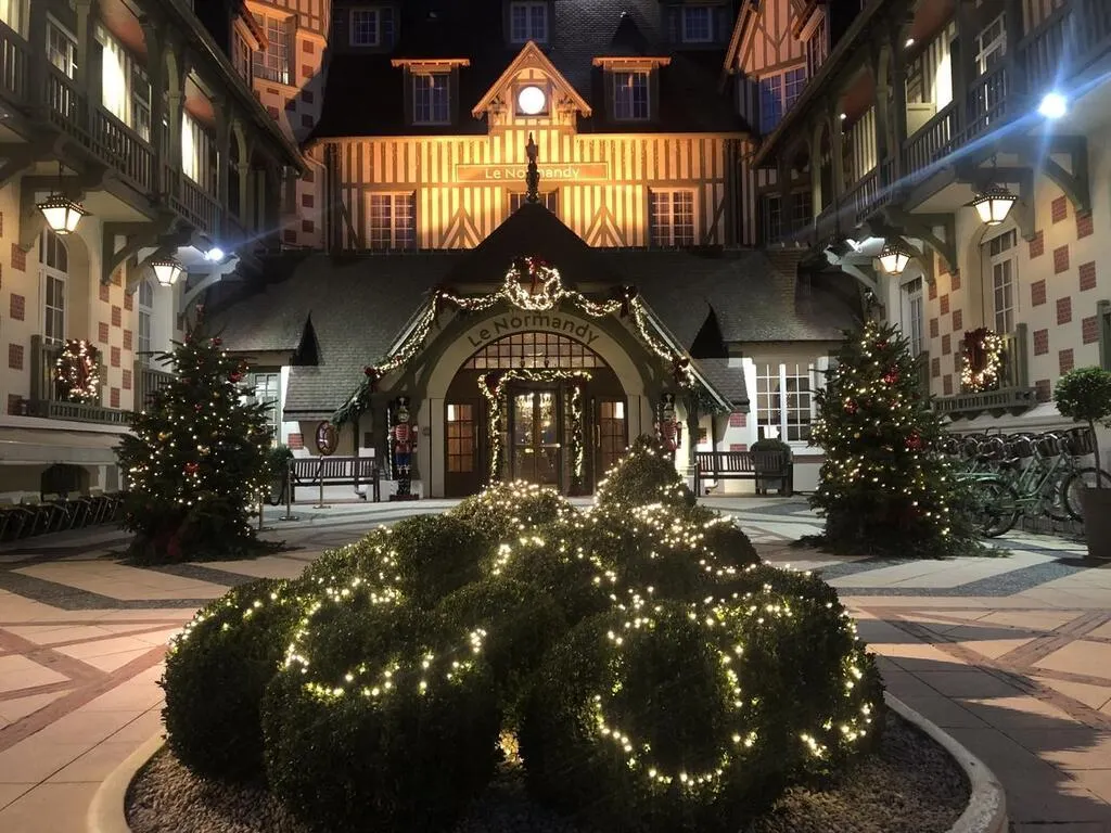 Le Normandy de Deauville brille de 1 000 feux pour Noël 2023 . Sport - Trouville-Deauville ...