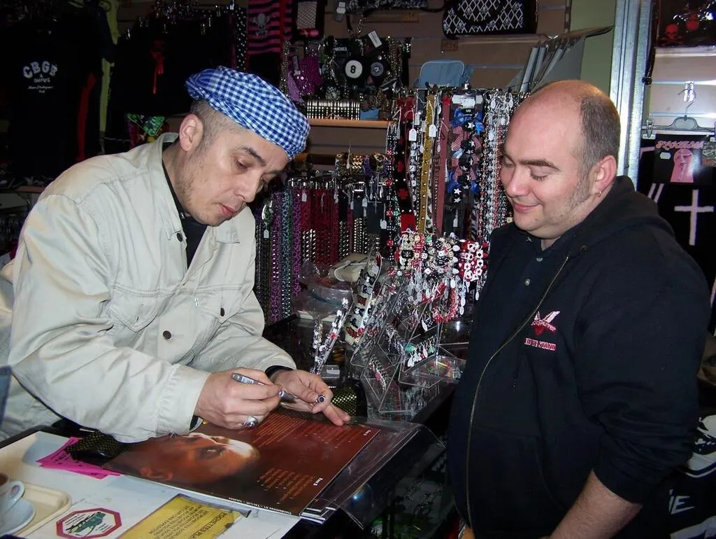 Tai-Luc, le chanteur du légendaire groupe punk La Souris Déglinguée ...