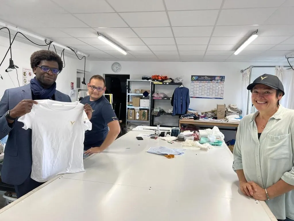 Brodés par l’atelier Atre à Alençon, les vêtements durables Yxelon sont ...